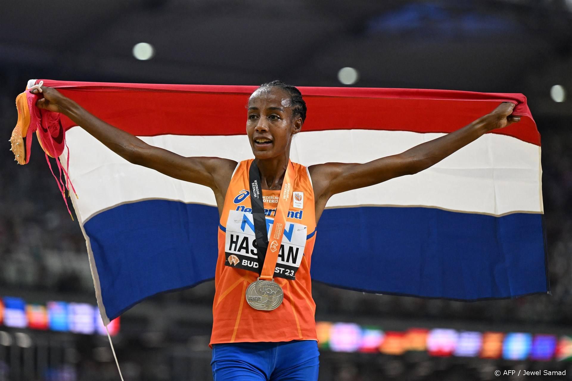 Sifan Hassan warmt zich op voor Olympische marathon in Parijs 2024