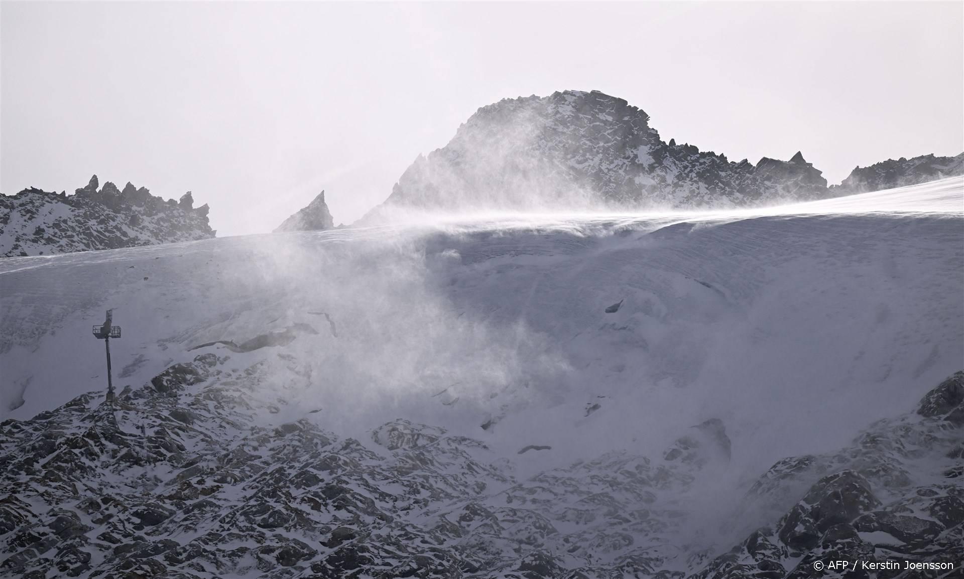 Extreme wind blaast wereldbekerwedstrijd skiërs in Sölden van de baan